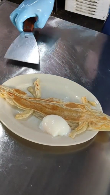 WATCH: Roti canai seller 'Abang Terbang' stuns M'sians with realistic ...