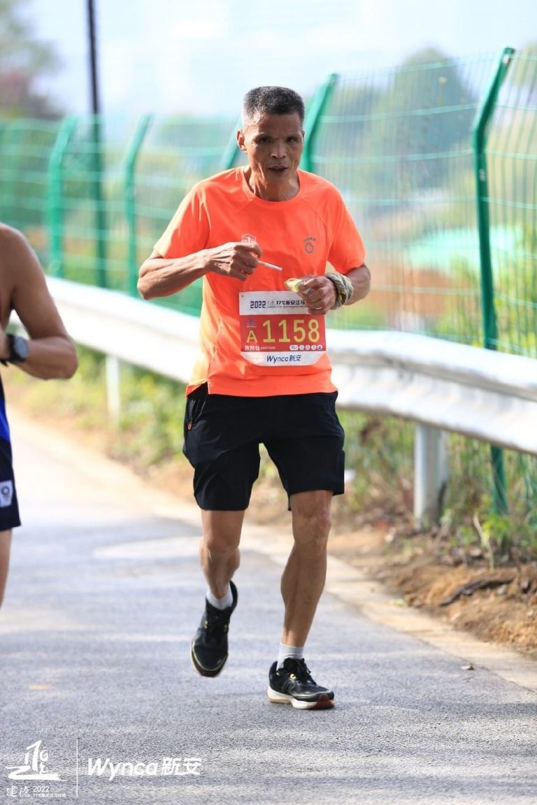 Man from China completed 42km marathon while chain smoking cigarettes ...